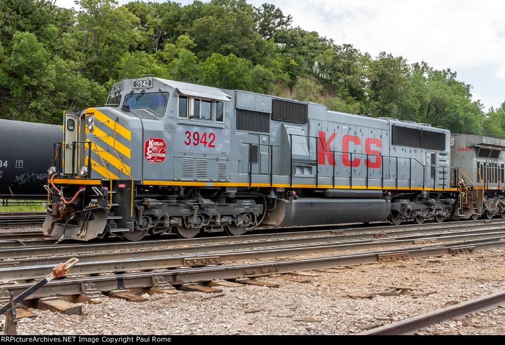 KCS 3942, EMD SD70MAC ex TFM 1642 at Bartlett Grain